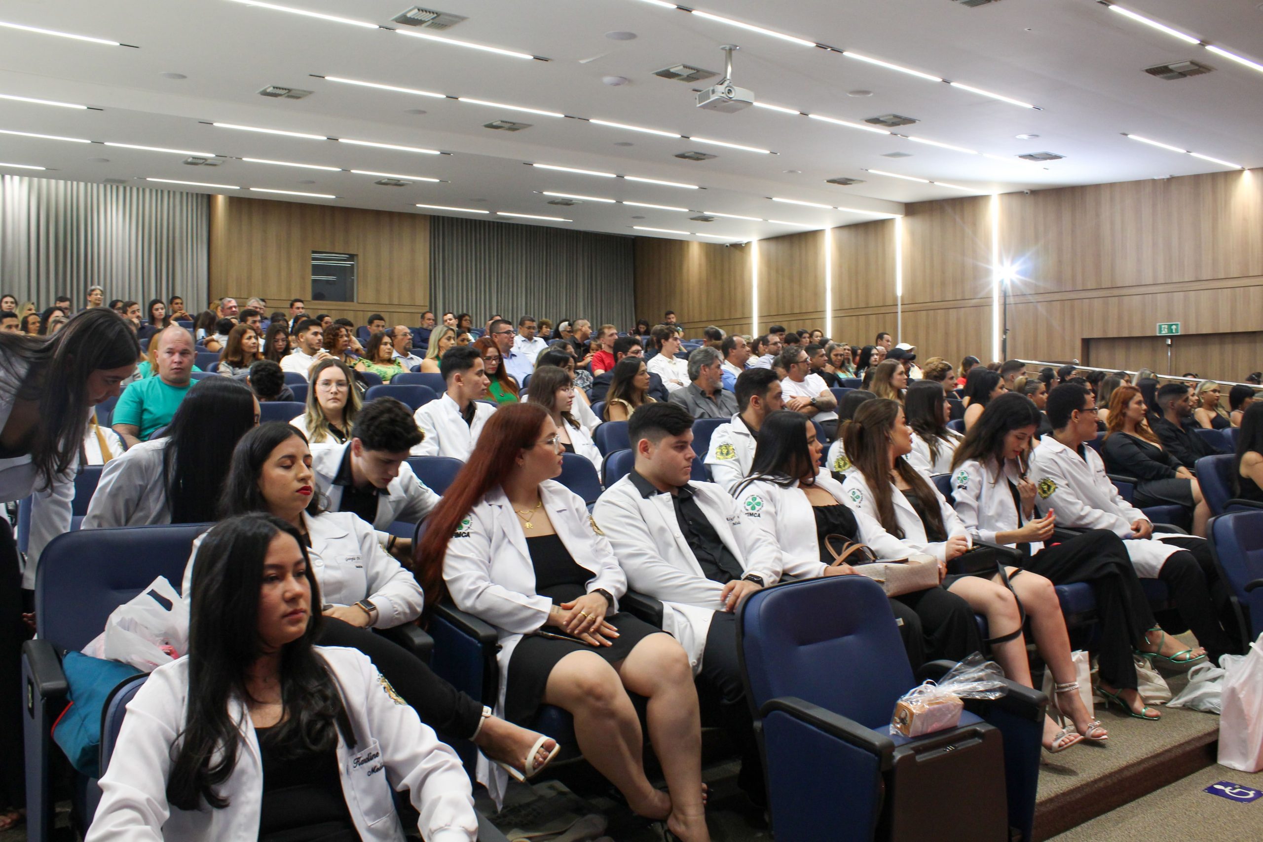 Cerimônia de Jaleco Celebra a Nova Jornada dos Acadêmicos de Medicina no Centro Universitário ...