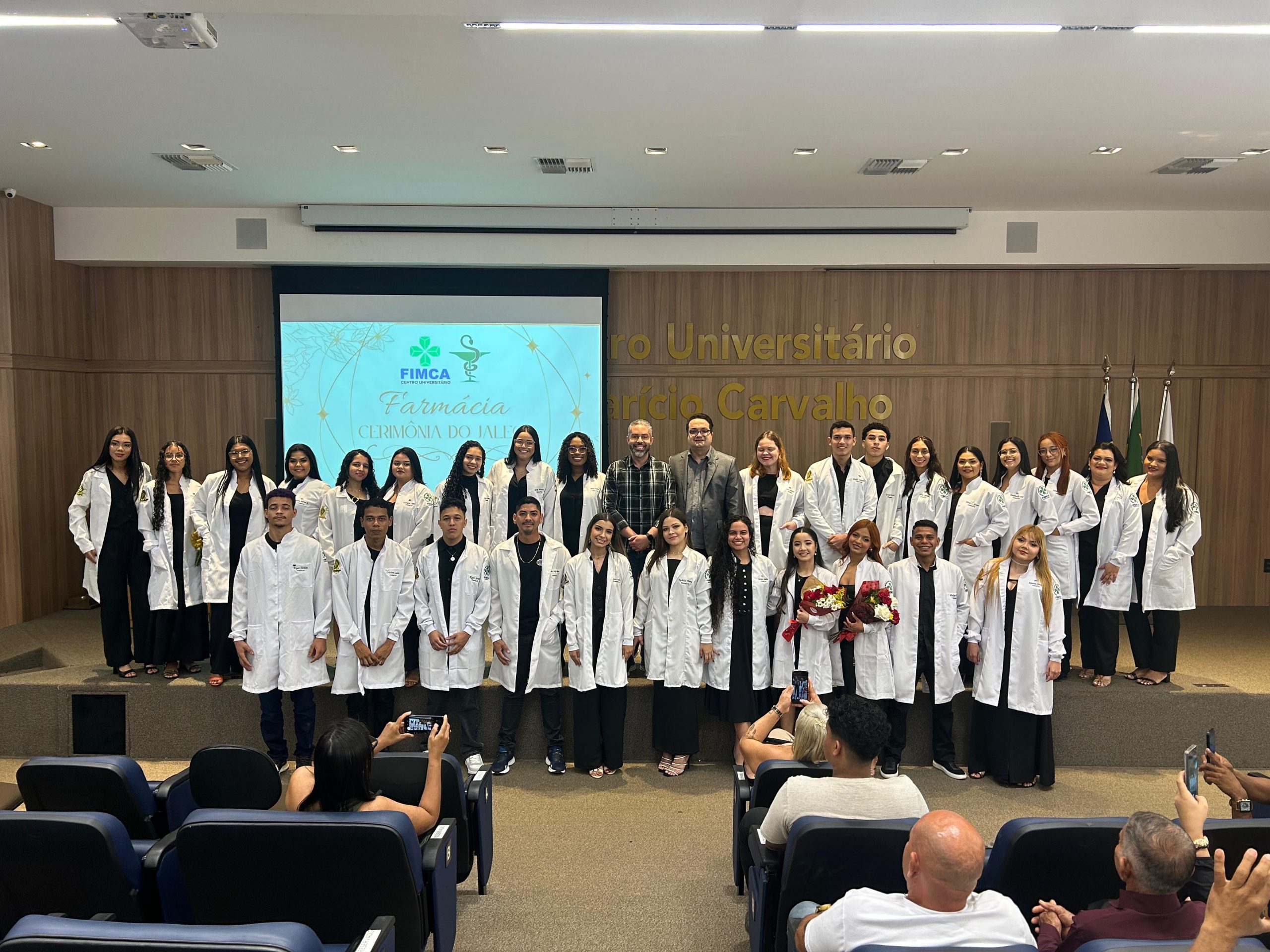 Acadêmicos de Farmácia Participam da Cerimônia do Jaleco no Centro Universitário Aparício ...